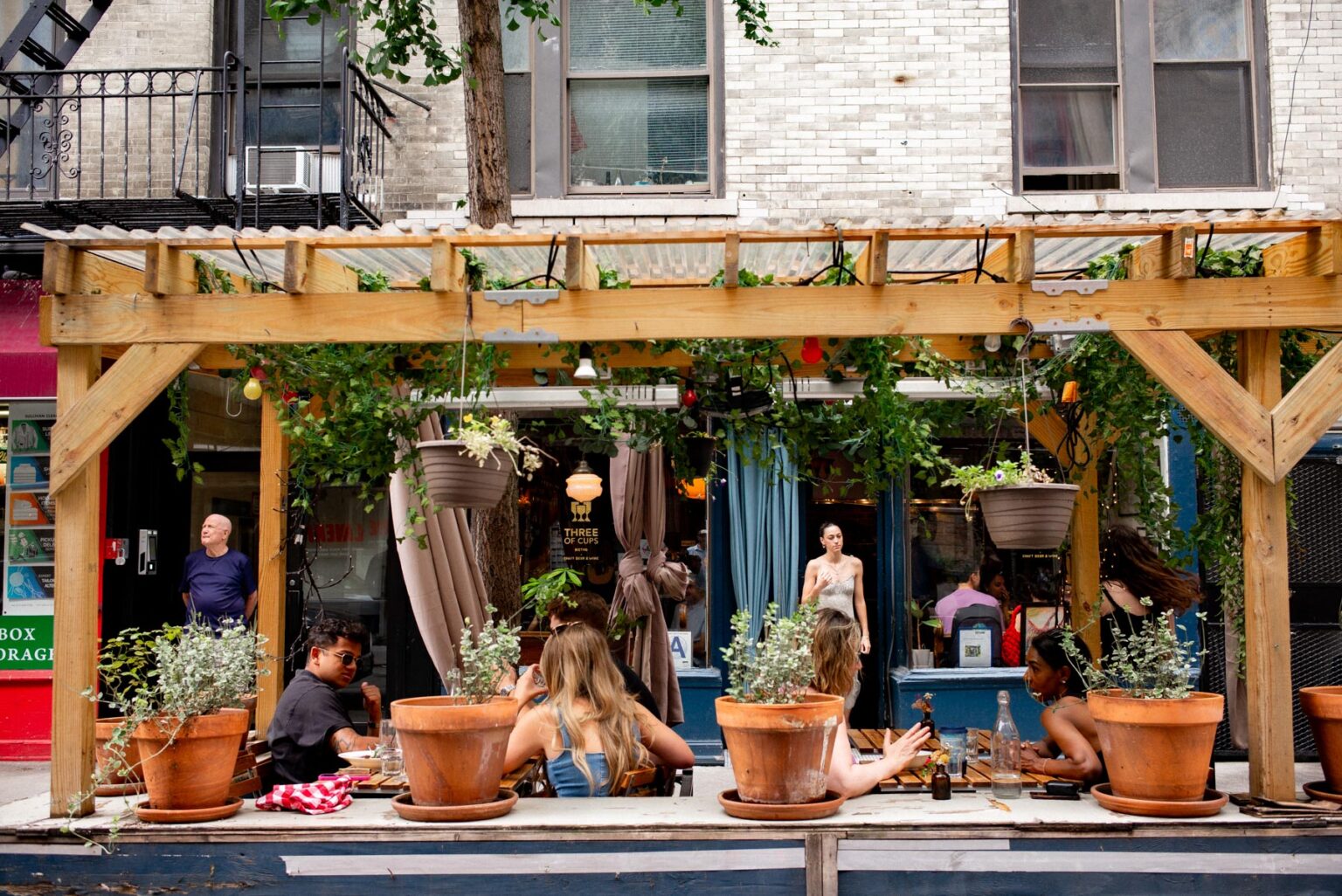 10 SATISFYING Happy Hour Spots in SoHo New York City (2023)