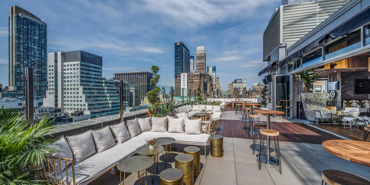 15 EPIC Rooftop Bars in Manhattan (Thirsty Local's Guide)