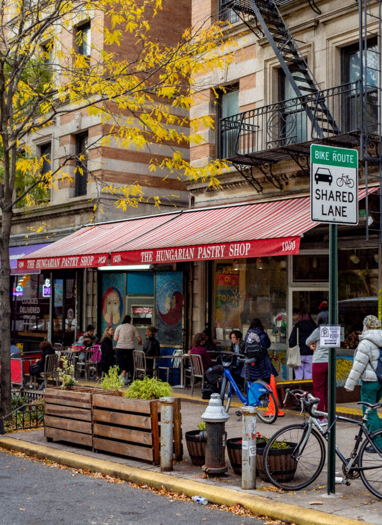 15 ICONIC Foods in New York City (Foodie Bucket List)