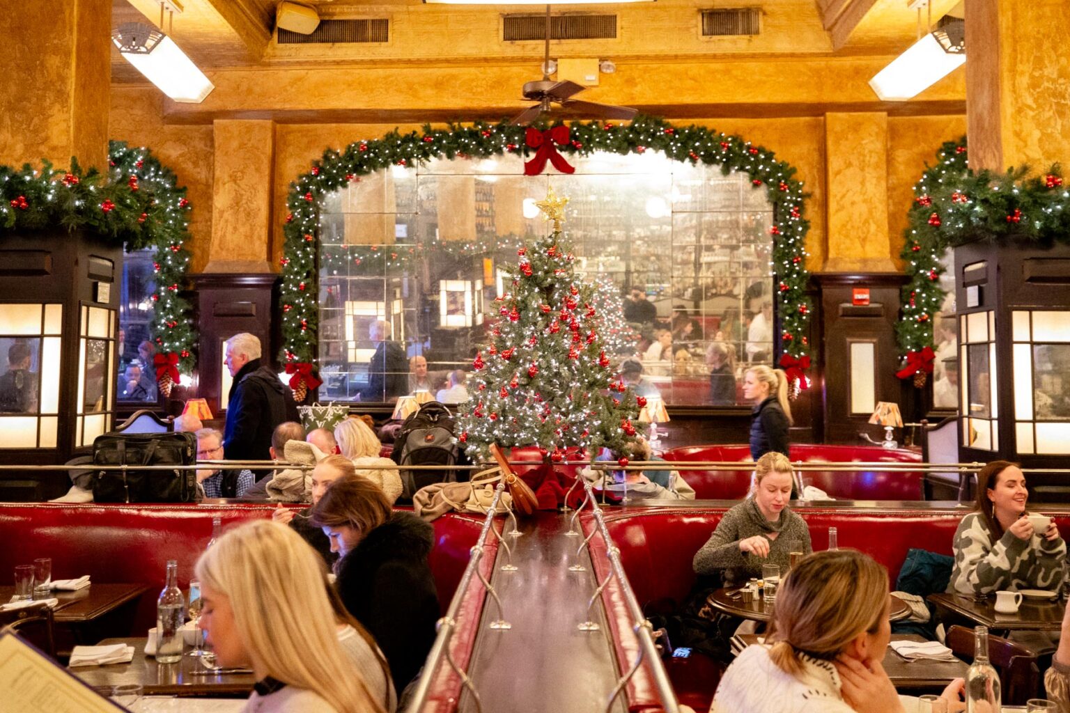 10 BEST Christmas-Decorated Restaurants in New York City